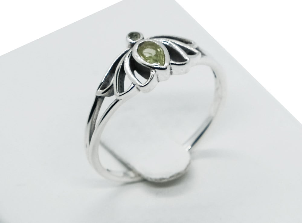 Silver Ring Lotus Cut Peridot – Cleopatra Trading Limited